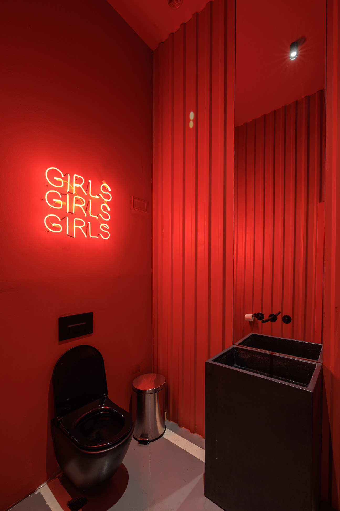 Tribuna Sports Bar | Dodo Designs